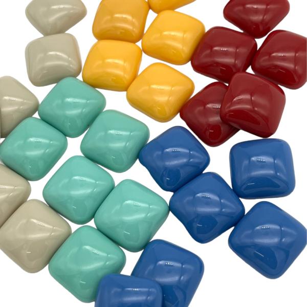 ご覧いただきましてありがとうございます。ツルツルで光沢があるデコパーツです。色が落ち着いていて女性のピアスにも合いそうな大人なイメージのデコパーツです。いろいろな用途でご使用ください。■サイズ：約2cm×2cm厚み約6mm■内容数：同色2個...