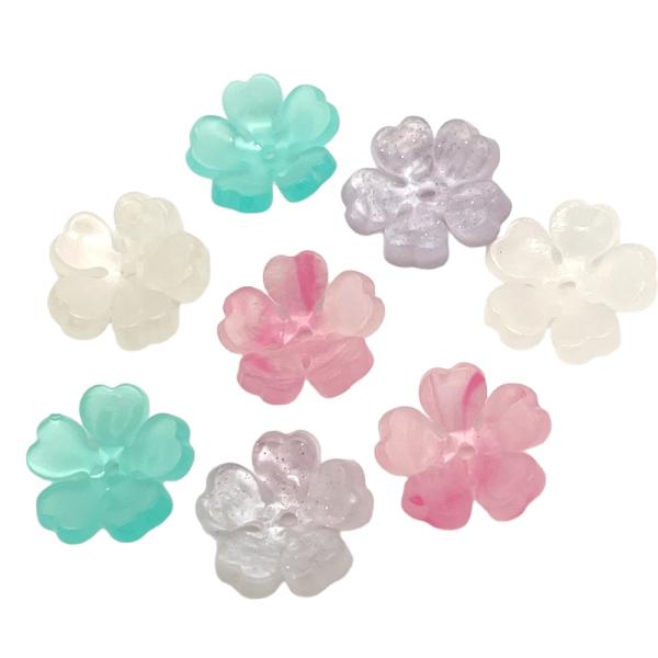 ご覧いただきましてありがとうございます。パステルカラーのデコパーツです。サイズも大きくなく小さくもないパーツです。真ん中に穴が空いているので使いやすいかと思います。いろいろな用途でご使用ください。■サイズ：約1.5cm×1.5cm厚み約3m...