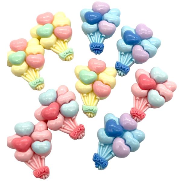 ご覧いただきましてありがとうございます。カラフルなハートの色合いに花束のようにまとまっていてとてもキュートなデコパーツです。いろいろな用途でご使用ください。■サイズ：約2.5cm×2cm厚み約7mm(多少の誤差がある場合がございますのでご了...