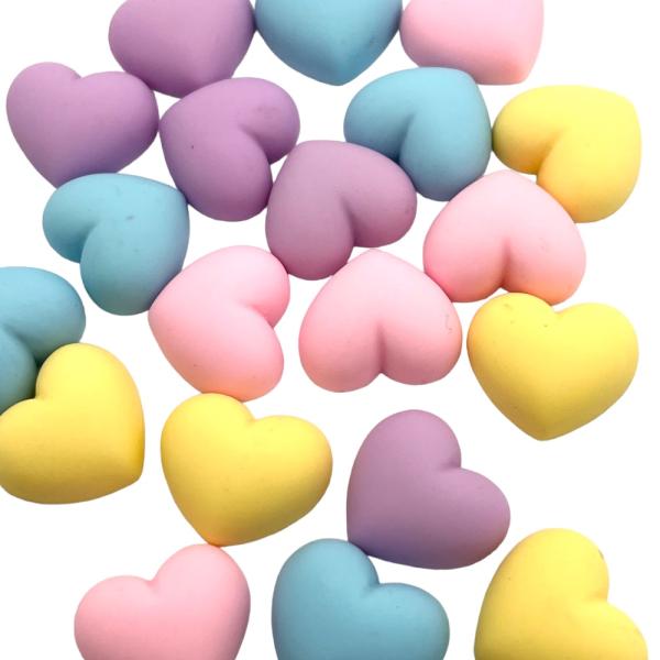 ご覧いただきましてありがとうございます。カラフルなハートの色合いに花束のようにまとまっていてとてもキュートなデコパーツです。いろいろな用途でご使用ください。■サイズ：約2.5cm×2cm厚み約7mm(多少の誤差がある場合がございますのでご了...