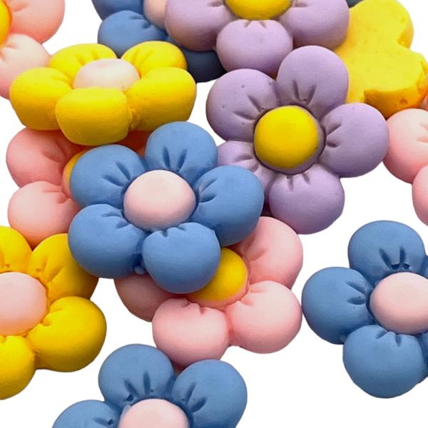 ご覧いただきましてありがとうございます。色合いがきれいなデコパーツです。いろいろな用途でご使用ください。花のデコパーツでとっても可愛いです■サイズ：約2cm×2cm厚み約5.3mm(多少の誤差がある場合がございますのでご了承ください）■内容...