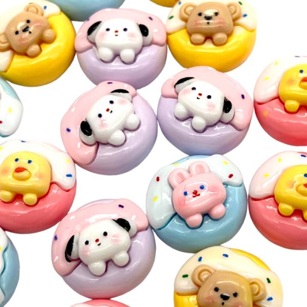 ご覧いただきましてありがとうございます。動物の形が真ん中にあるデコパーツです。まるでドーナツの中に入ったような可愛い形になってます。いろいろな用途でご使用ください。■サイズ：約2cm×2cm厚み12mm(多少の誤差がある場合がございますので...