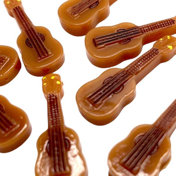 ご覧いただきましてありがとうございます。ヴァイオリンのデコパーツです。とても、おしゃれで使いやすいサイズです。いろいろな用途でご使用ください。■サイズ：約1cm×3cm 厚み約5mm(多少の誤差がある場合がございますのでご了承ください）■内...