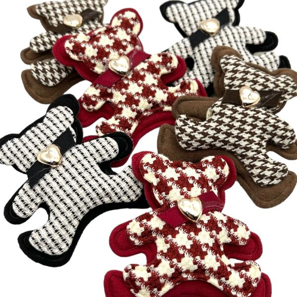 ご覧いただきましてありがとうございます。可愛いクマのクッションパーツです。クマさんですが、とてもシックで色合いが可愛いです。いろいろな用途でご使用ください。■サイズ：約5cm×5cm 厚み約7mm(多少のサイズの誤差がある場合がございます)...