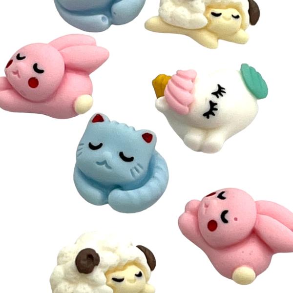 ご覧いただきましてありがとうございます。寝てる姿が可愛いアニマルデコパーツです。いろいろな用途でご使用ください。（内容数）同タイプ2個（サイズ） 画像参照ください(多少の誤差がある場合がございますのでご了承ください）（タイプ）ネコ ひつじ ...