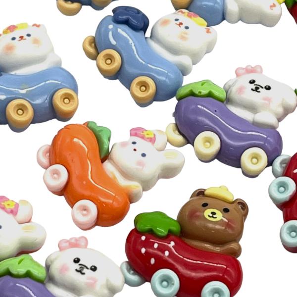 ご覧いただきましてありがとうございます。ニンジンの車に乗ったウサギアクリルパーツです。ちょっと珍しくて可愛いです。後ろが平らになっておりますのでヘアゴムや、飾りつけなどつけやすいです。いろいろな用途でご使用ください【商品説明】（内容数）同タ...