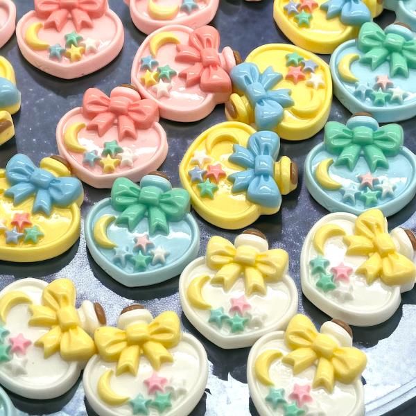 ご覧いただきましてありがとうございます。ハートのアクリルパーツです。香水の瓶のような形をしていて周りには星や、月などが色鮮やかについてます。いろいろな用途でご使用ください【商品説明】（デザイン）ハートの香水瓶風 アクリルパーツ（内容数）同色...