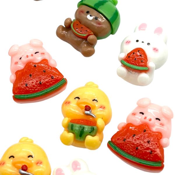 ご覧いただきましてありがとうございます。スイカを食べてるアニマルデコです。表情が可愛いのでいろいろ付けても可愛いと思います。いろいろな用途でご使用ください。【商品説明】（デザイン）アニマルスイカアクリルパーツ（内容数）同タイプ 2個（サイズ...