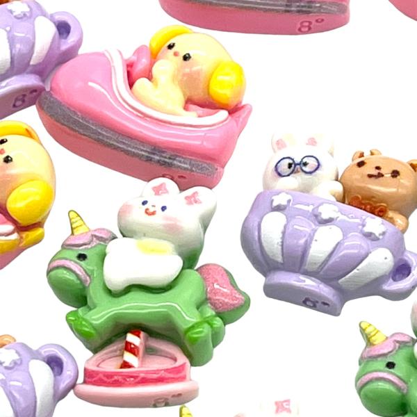 ご覧いただきましてありがとうございます。後ろが平らになっておりますのでヘアゴムや、飾りつけなどつけやすいです。いろいろな用途でご使用ください【商品説明】（デザイン）乗り物アクリルパーツ（内容数）同タイプ2個（サイズ）画像参照ください(多少の...