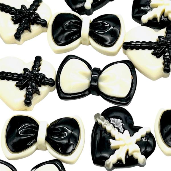 ご覧いただきましてありがとうございます。お子様のワンポイントや、インテリアなどいろいろな用途でご使用ください。【商品説明】【デザイン】モノトーンハート リボンのアクリルパーツ（内容数）同タイプ 5個（サイズ）ハート 約2cm×2.5cm 厚...