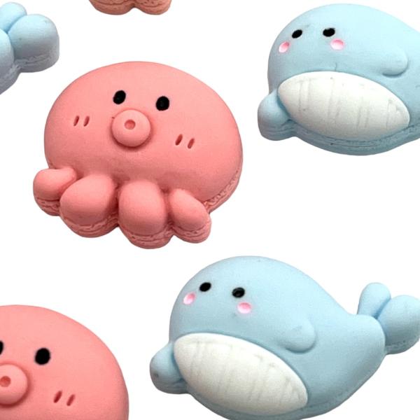 ご覧になって頂きありがとうございます。アクリル製のマリン系デコパーツです。裏面が平らになっているので使い勝手がいいです。スマホに貼りつけてつかったり、自分の小物や雑貨をデコレーションできるクラフトパーツです。【内容数】同タイプ3個【サイズ】...