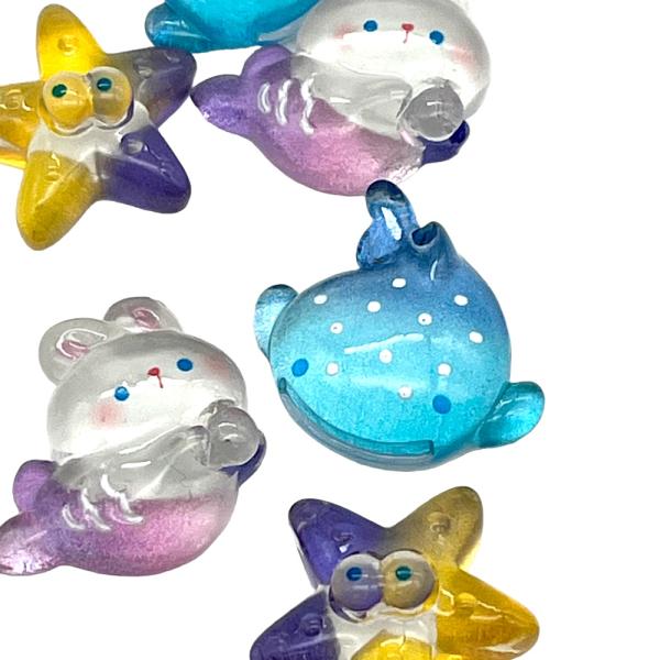 ご覧になって頂きありがとうございます。海の生き物シリーズです。クリア系で透明感があって夏にぴったりのパーツです。後ろが平らになっているので使いやすいのでアクセサリー制作やインテリア、バックなどにつけたり、いろいろな用途でご使用ください。【内...