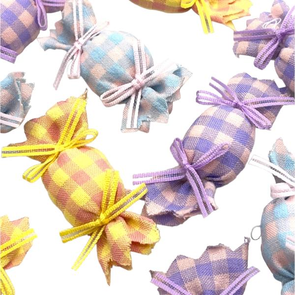 ご覧になって頂きありがとうございます。キャンディをモチーフにしてます。これだけで、ヘアゴムを作っても可愛いです。他にもインテリアの飾りや、お子様のバックなどにつけると可愛く演出できます。いろいろな用途でご使用ください。【内容数】4個【サイズ...