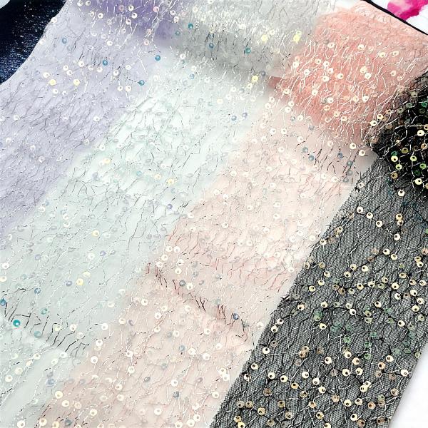 ご覧になって頂きありがとうございます。レースでキラキラしているリボンです。夏ピッタリな生地でヘアゴムにしたり、パーティーの飾りや、お洋服のワンポイントにおすすめです。いろいろな用途でご使用ください。※糸くずが落ちる場合がございます。ご了承お...