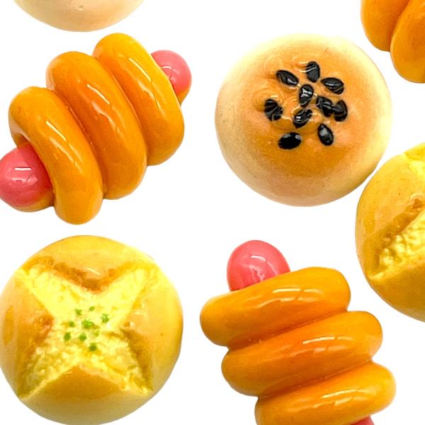 ご覧いただきましてありがとうございます。食べ物シリーズです。甘そうなアンパンや、ウインナーなど3種類を集めてみました。それぞれAタイプ Bタイプ Cタイプなどありますのでお好きな食べ物を選んでみてください。後ろが平らになっているので付けやす...