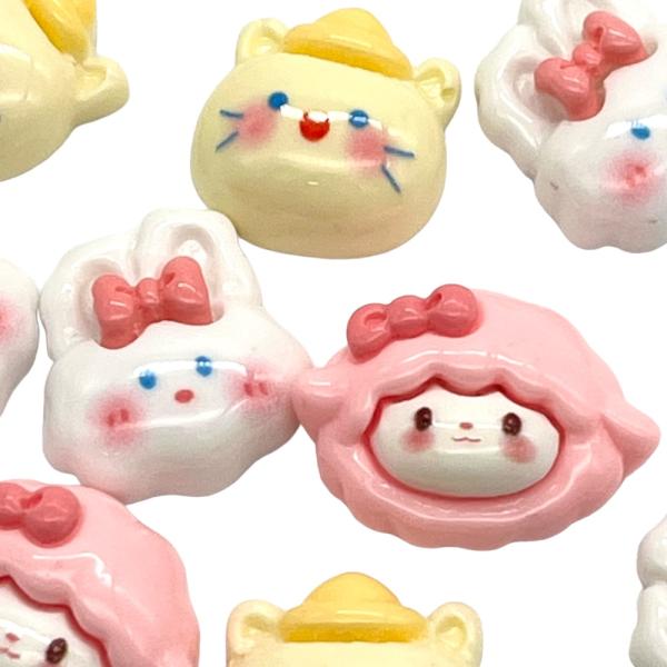 ご覧いただきましてありがとうございます。様々なアニマルをモチーフにしたデコパーツです。後ろが平らになっているのでヘアゴムや、お子様のバック、インテリアなどいろいろな用途でご使用ください。【内容数】同タイプ6個【サイズ】画像参照ください。（多...