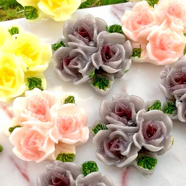 ご覧いただきましてありがとうございます。3連の花になっていて、上品な色合いです。小ぶりなのでどこにでも貼り付けができて使いやすいです。【内容数】同色5個【サイズ】約1cm×1cm 厚み3.7mm （多少の誤差がある場合がございますのでご了承...