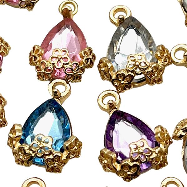 ご覧いただきましてありがとうございます。ドロップ型の可愛いチャームです。カン付きゴールドフレーム(石座)にセットされているので、チェーンやピアス・イヤリングパーツなどとつなげるだけで簡単にオリジナルアクセサリーが完成♪ハンドメイド初心者さん...