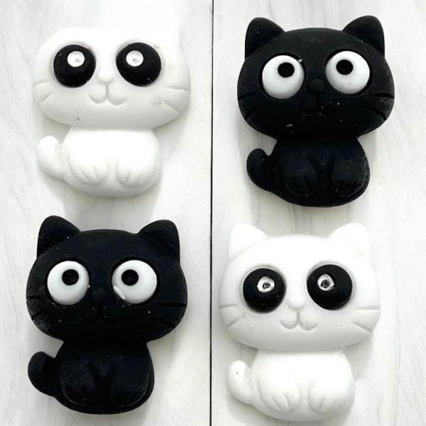 ご覧いただきましてありがとうございます。アニメ風のアクリルパーツです。白いネコと黒いネコと2通りあります。後ろが平らになっておりますのでいろいろなところに貼り付けるれます。グルーガンなどで簡単にヘアゴムや、ピアス、インテリアなどに使用できま...