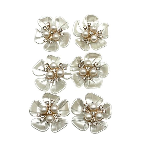 ご覧になって頂きありがとうございます。5枚花になっていて、真ん中にパールとキラキラビジューがついています。豪華で華やかなアクリルパーツです。大振りなパーツなのでこれを一つ付けるだけで存在感があり、オリジナルティあふれるアクセサリーなどが制作...