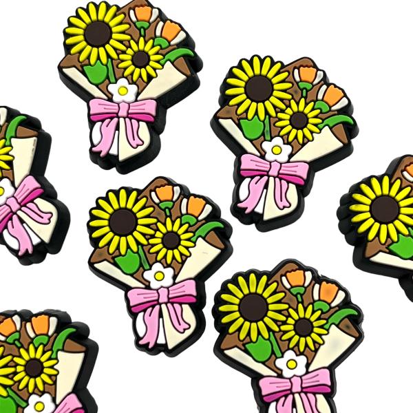 ご覧になって頂きありがとうございます。花束のラバーパーツです。アクセサリーや、クロックスなどにつけると存在感が出て可愛いです。いろいろな用途でご使用ください。接着剤などで付けるのがおすすめです。※サイズの写真に黒いパーツがついておりますが、...