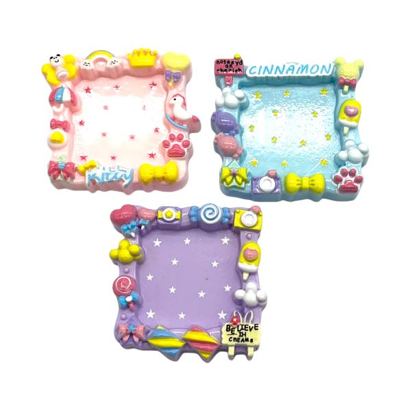 ご覧になって頂きありがとうございます。フレームになっているデコパーツです。周りに可愛いモチーフが描かれていてその中に推しの写真を貼り付けたりすると可愛く仕上がると思います。グルーガンで貼り付けるなどいろいろな所に飾ってください。【内容数】同...