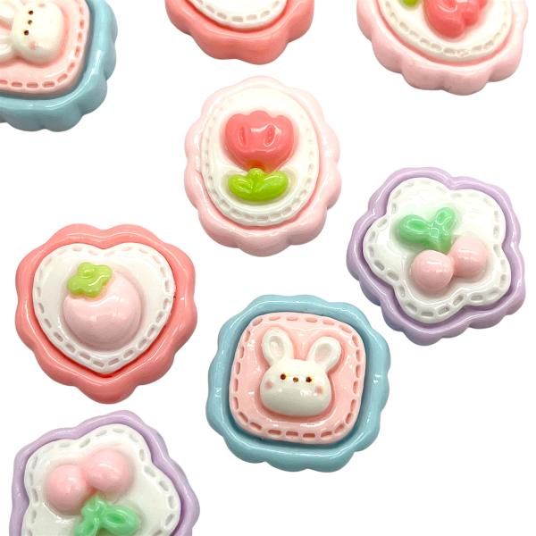 ご覧になって頂きありがとうございます。様々なモチーフのアクリルパーツです。後ろが平らになっているので貼り付けやすいです。ヘアゴムや、インテリアなどいろいろな用途でご使用ください。【内容数】同色5個【サイズ】画像参照ください（多少の誤差がある...