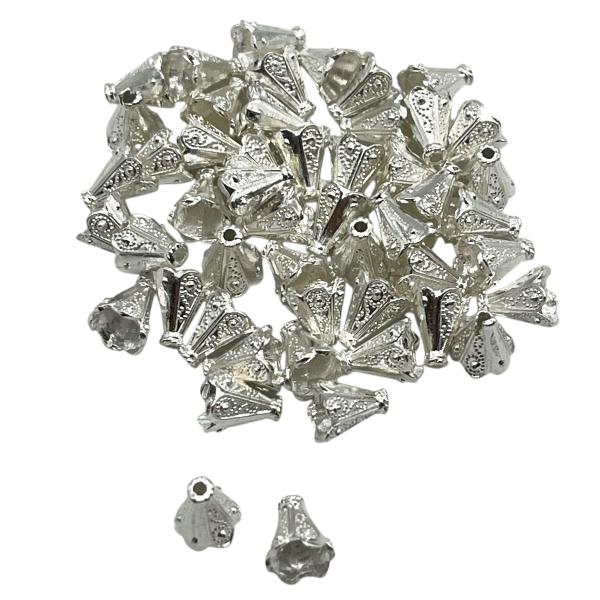 ご覧になって頂きありがとうございます。コーン型のキャップです。ビーズや、タッセル フリンジつくりにおススメです。いろいろな用途でご使用ください。【内容数】同色50個【サイズ】約1cm×0.5cm 厚み約4.7mm（多少の誤差がある場合がござ...