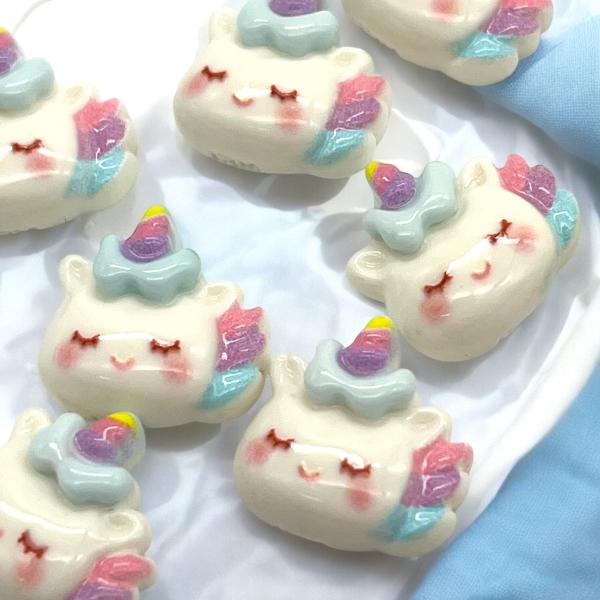 ご覧になって頂きありがとうございます。ユニコーンがモチーフのアクリルパーツです。目をつぶっていてとても可愛い表情になっています。ヘアアクセサリーや、小物、インテリアなどいろいろな用途でご使用ください。【内容数】5個【サイズ】約1.5cm×1...