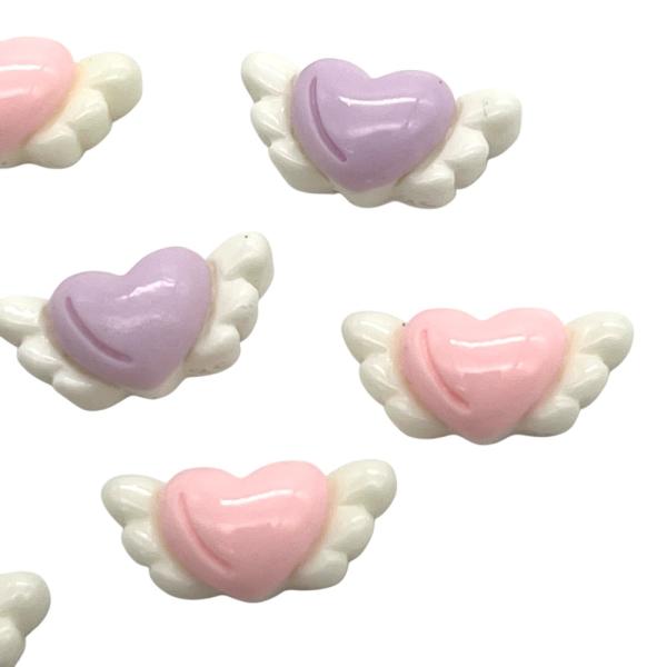 ご覧になって頂きありがとうございます。真ん中にハートモチーフがあり、羽が生えているようなアクリルパーツです。ヘアアクセサリーや、インテリア、小物など後ろが平らになっているのでグルーガンで貼り付けて簡単にご使用できます。いろいろな用途でご使用...