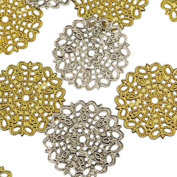 ご覧になって頂きありがとうございます。丸型の透かしパーツです。このまま貼り付けてピアスにしたり。これを土台にして飾りつけてチャームにしたり、いろいろな用途でご使用ください。20個入っているので練習用だったり、販売用などでもたくさん使えます。...