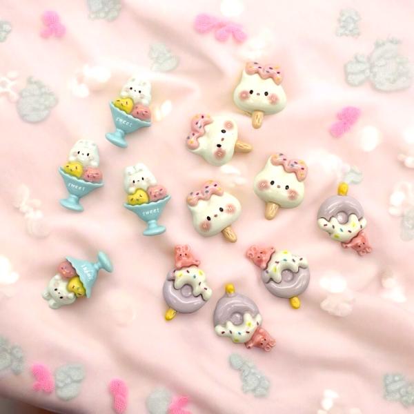 可愛いモチーフで後ろが平らになっているので貼り付けやすいです。グルーガンや、接着剤などで貼り付けるのがオススメ！ヘアアクセサリーや、服飾、アクセサリーなどいろいろな用途でご使用ください。【内容数】同タイプ4個【サイズ】写真をご参照ください（...