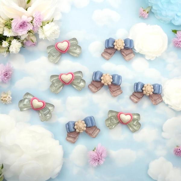 キラキラの真ん中にハートや、花がついている可愛いアクリルパーツです。小ぶりなのでどこにでも使いやすいです。後ろが平らになっているのでグルーガンや、接着剤で簡単に貼り付けることができます。ヘアゴム、服飾などいろいろな用途でご使用ください。【内...
