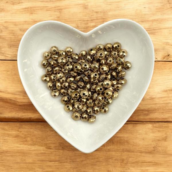 いろいろなメタルビーズを集めてみました。チャームにしたり、ヘアアレンジしたりブレスレットにいろいろな用途でご使用ください。【内容数】同タイプ100個 【グラムで計ってます。】 【サイズ】写真を参考ください。 （多少の誤差がある場合がございま...