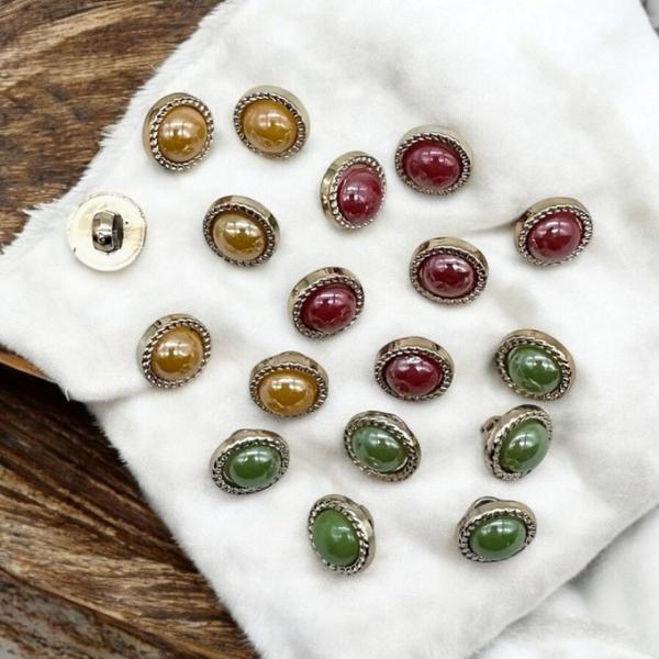 レトロな雰囲気漂う、メタルフレームとカボションを組み合わせた美しいボタンです。存在感のあるデザインは、ジャケットやコートのボタンを付け替えるだけで、ガラリと印象を変えたい時にぴったり。また、バッグやポーチ、帽子などの小物にアクセントとして縫...