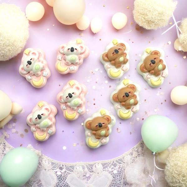 とってもキュートな寝そべりコアラのデコパーツです。ふっくらとした雲の上で、お月様や星に囲まれて眠っているコアラの姿が、見ているだけで癒されます。ぷっくりとした立体感があり、レジンやスイーツデコの素材としても大活躍！ハンドメイド作品のアクセン...