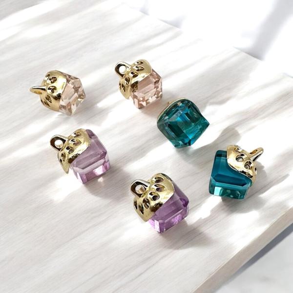 スクエアカットの天然石風チャームです。ゴールドのリーフモチーフがアクセントになり、高級感をプラス。シンプルながらも存在感があり、ピアスのトップやネックレスのチャームとして、様々なハンドメイドアクセサリーにご活用いただけます。（内容数）同色2...