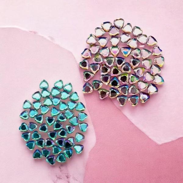 大小様々なハートストーンが散りばめられた、見る角度によって色彩が変化するオーロラ加工が美しいアクリルパーツです。光の加減で表情を変える偏光カラーが、作品に奥行きと華やかさをプラスします。ネイルアートのワンポイントに、スマートフォンのデコレー...