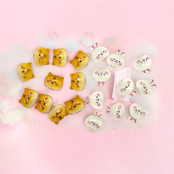 愛らしい表情のアニマルデコパーツです。にこにこ顔の「ネコ」と、ちょこんと耳がキュートな「うさぎ」の2種類からお選びいただけます。ぷっくりとした立体感と、つるっとした質感が特徴で、オリジナルのハンドメイド作品に可愛らしいアクセントを加えてくれ...