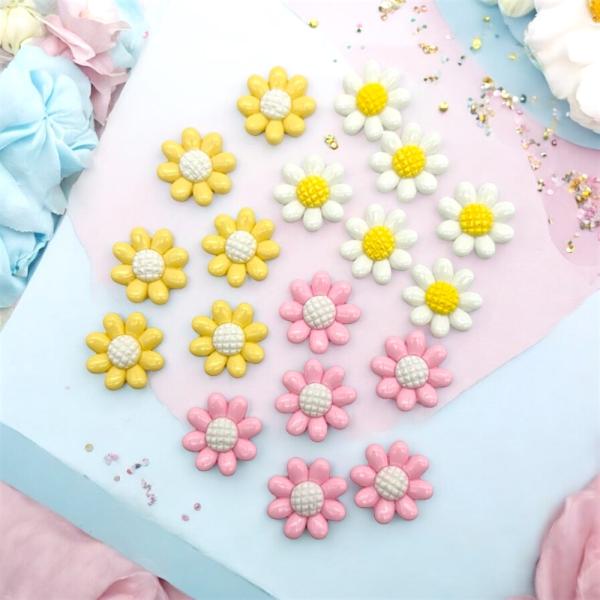 春らしいデイジーモチーフのアクリルデコパーツですふんわり可愛いデイジーの花びらと、ぷっくりとした中心部分が魅力的ホワイト、ピンク、イエローの3色をご用意しました。【こんな作品におすすめ】・ヘアアクセサリー（バレッタ、ヘアクリップ）・アクセサ...