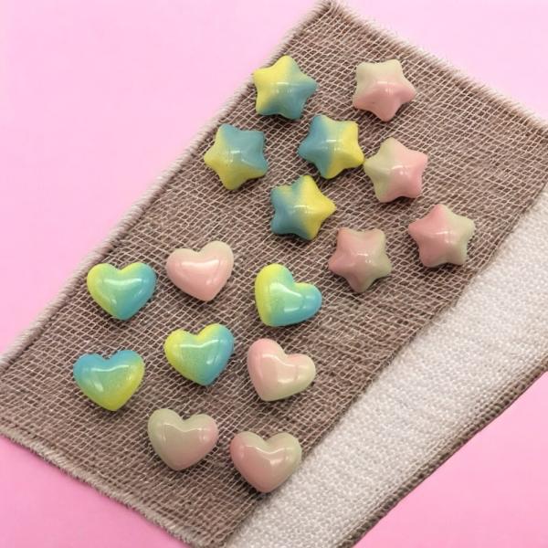 ★透明感のある美しいグラデーションカラー★【商品特徴】・同色4個セット・透明感のあるグラデーションカラー・ハート型・星型の可愛い形状・つやのある上品な質感【内容数】同色4個【サイズ】星 約2cm×2cm 厚み約8mm ハート約2cm×2cm...