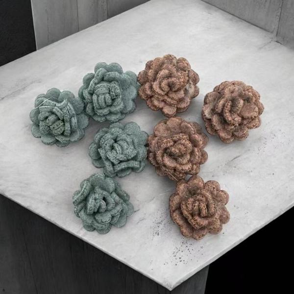 ■商品説明上品な質感のベロア生地を使用した立体フラワーモチーフパーツです。同色4個セットでお届けします。■特徴・ふんわりとした立体的な花型デザイン・秋冬にぴったりの温かみのあるベロア素材・ヘアクリップやヘアゴムの装飾に最適・アクセサリー作成...