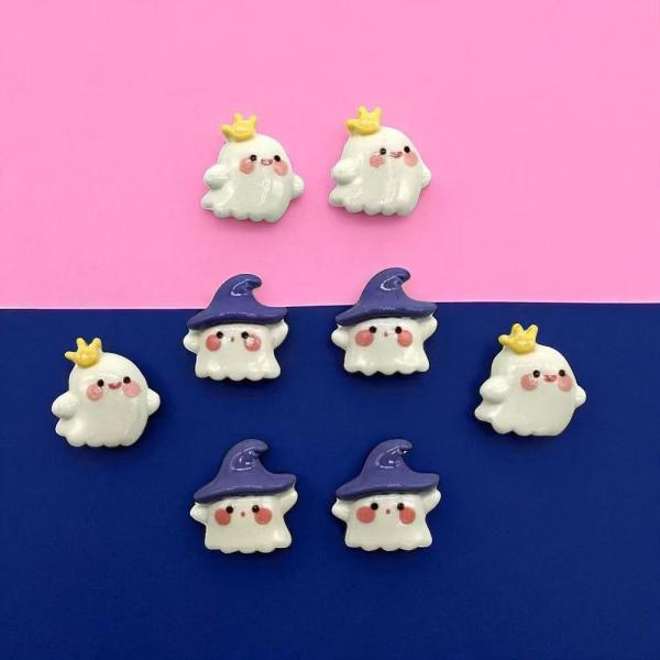 ぷっくりとした立体感が可愛いゴーストのデコパーツです♪魔法使いの帽子をかぶったタイプと王冠をかぶったタイプの2種類をご用意しました。【おすすめポイント】 ハロウィンシーズンにピッタリ ぷっくり立体的で存在感抜群 上品な仕上がりのアクリル製 ...