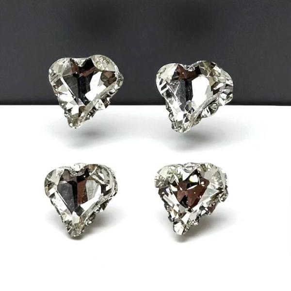 まばゆいばかりに輝く、美しいクリスタルハート型ネイルパーツです。◆商品の魅力 本物のクリスタルのような美しい輝き 立体的で存在感のあるハート型 多面カットによる光の乱反射 高級感あふれる仕上がり◆活用方法ワンポイント使いで上品な仕上がり複数...