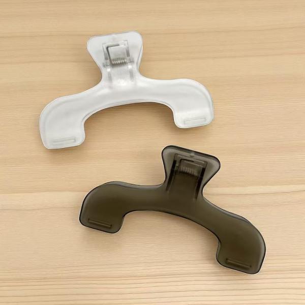 本や雑誌、書類を挟むのに便利な大型のブッククリップです。しっかりとしたホールド力で、読書中のページめくりや書類整理に重宝します。透明とブラウンの2色からお選びいただけます。使用用途読書中のページ固定に雑誌や書類の整理にレシピ本を開いたまま固...