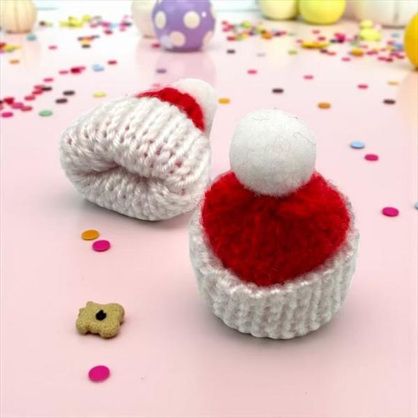 【商品説明】クリスマスシーズンにぴったりなサンタカラーのミニニット帽子パーツ。赤×白のクリスマスカラーが可愛い手編み風デザイン。ぬいぐるみやヘアアクセサリー、クリスマス雑貨作りに最適です。◆おすすめの使い方・ぬいぐるみのサンタコスチューム・...