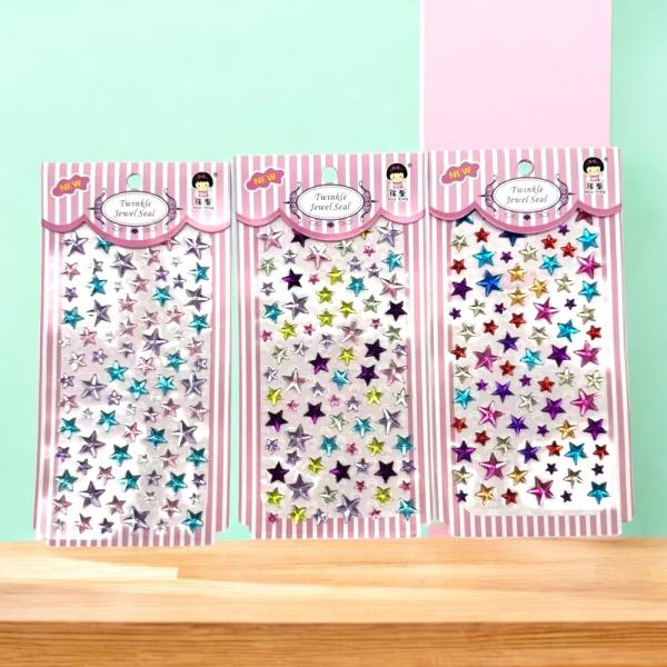 ★キラキラ輝く星型シールセット★可愛い星モチーフのジュエルシールが約80個入った、お得なステッカーセットです。手帳デコ、スマホカスタマイズ、ラッピングなど様々な用途にお使いいただけます。■おすすめポイントメタリックな質感で高級感UP大小様々...