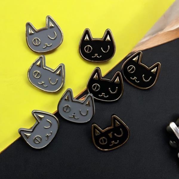 かわいい猫顔のメタルパーツ 同色4個入ウィンクした愛らしい表情の猫フェイスデコパーツです。メタル製で高級感があり、ゴールドの縁取りがおしゃれなアクセント。ハンドメイド作品作りに最適な素材です。【内容数】同色4個【サイズ】約2.5cm × 2...