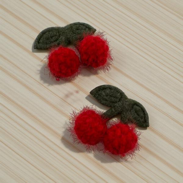 キュートなチェリーモチーフふわふわの赤いボンボンとフェルトのグリーンの葉がポイントのさくらんぼです。おすすめポイント ハンドメイドの温かみある仕上がり コンパクトサイズでお子様にぴったり ツインテールやサイドアレンジに フルーツモチーフで季...