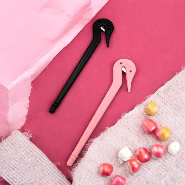 ヘアゴムカッター 絡まったゴム切断 フラミンゴ型 髪を傷めない 便利グッズ ヘアケア用品【絡まったヘアゴムの救世主】髪の毛に絡みついて取れなくなったゴムを、安全にカットできる専用ツールです。無理に引っ張らずに済むので、髪へのダメージを最小限...